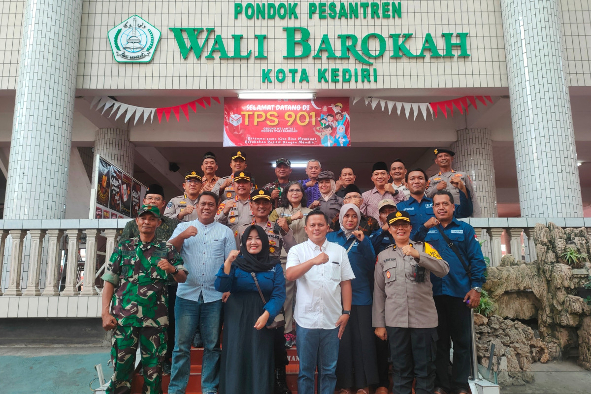 Kunjungi TPS Loksus Ponpes Wali Barokah, PJ Wali Kota Kediri Pastikan Pilkada Aman dan Kondusif ...