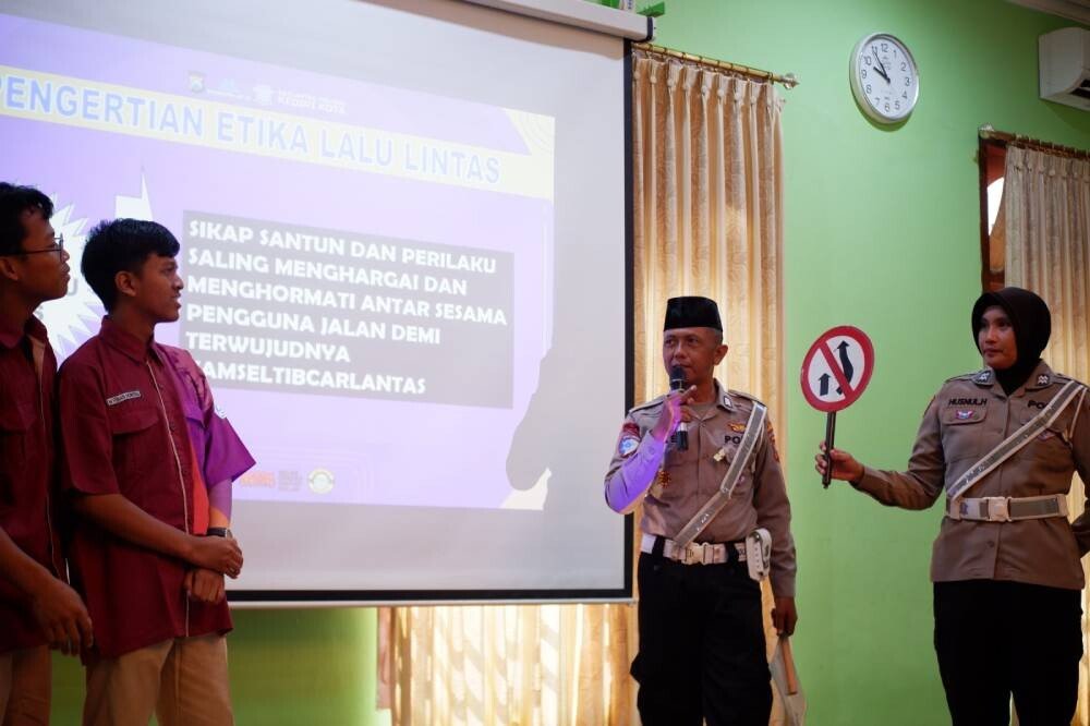 Polres Kediri Kota Gandeng Ponpes Wali Barokah Edukasi Santri Tertib Berlalu Lintas - Lembaga ...