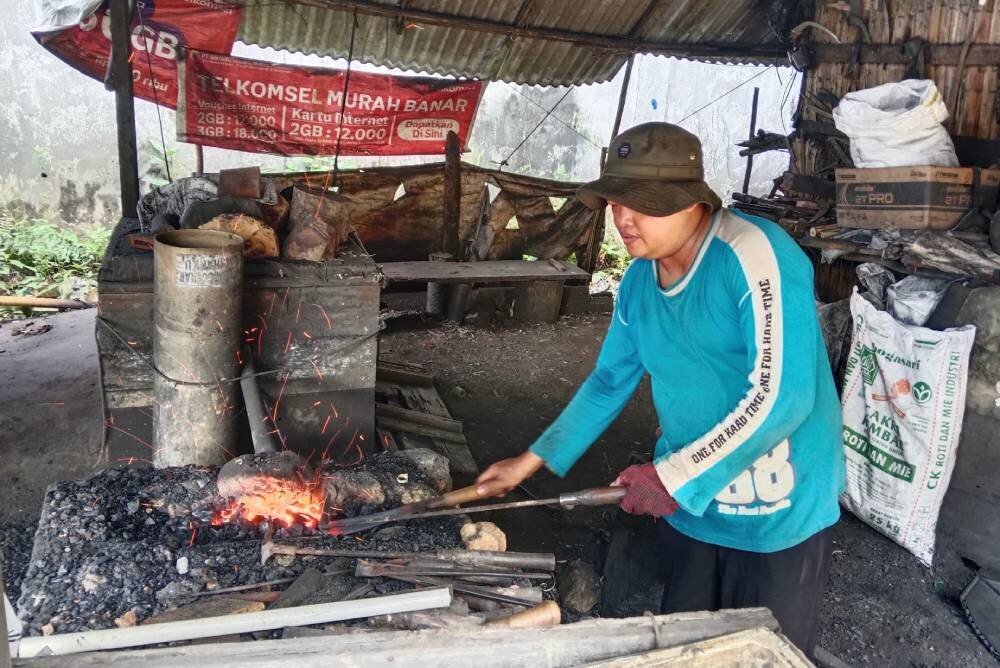 Warga LDII Tala Wariskan Tradisi Pandai Besi Turun Temurun - Lembaga ...