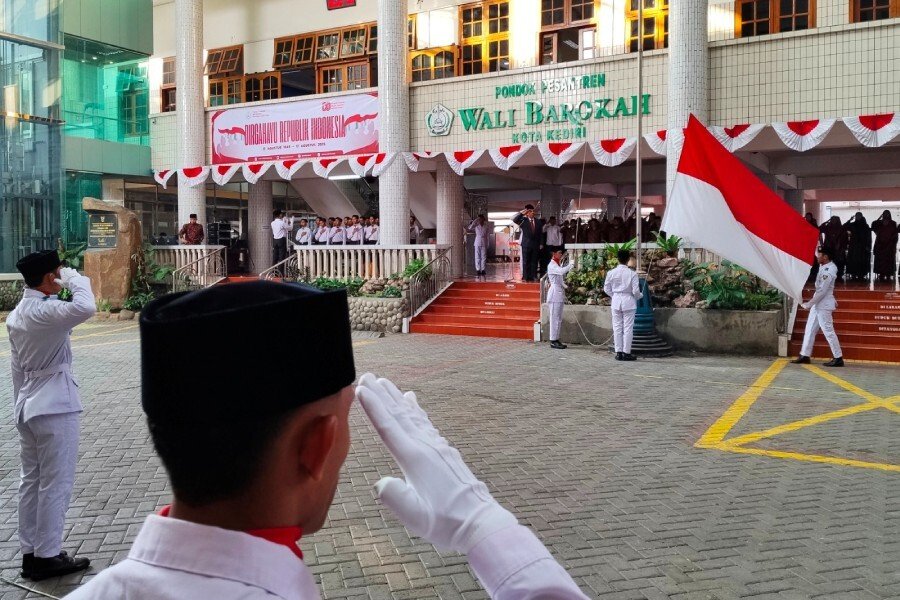 Ribuan Santri Ponpes Wali Barokah Kediri Ikuti Upacara Bendera HUT RI ...