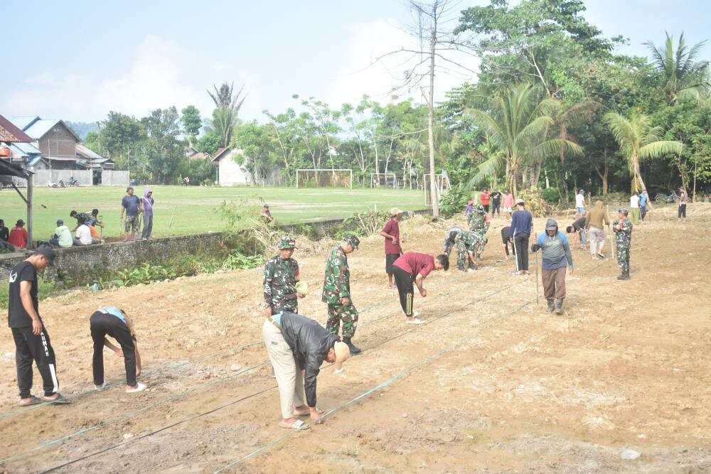 TNI dan LDII Lamasi Gotong Royong Bersihkan Lapangan dan Siapkan Lahan ...