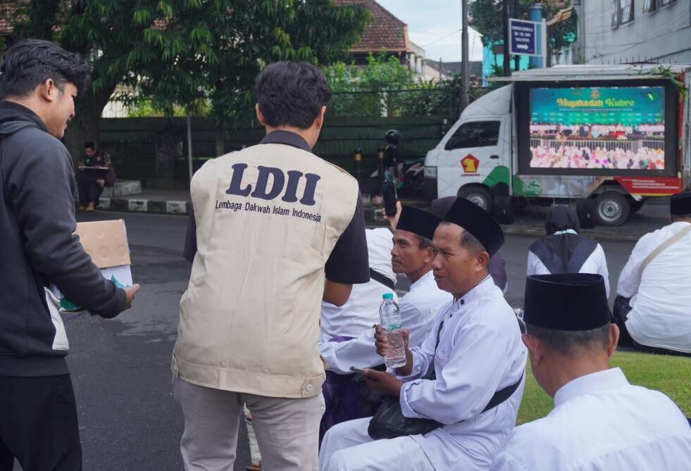 Pemuda LDII Kota Malang Berbagi 2.400 Botol Air Mineral dalam Harlah ...